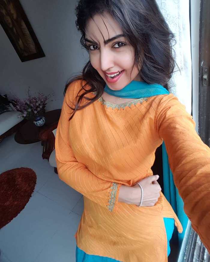 Selfie Queen Komal Jha biography rare and unseen viral photos